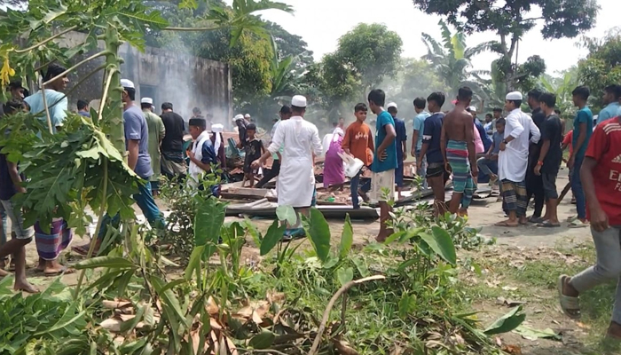 কুমিল্লার হোমনায় মাইকে ঘোষণা দিয়ে ৪ মাজারে হামলা, ভাঙচুর ও অগ্নিসংযোগ ...